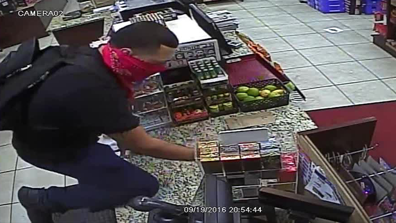 Suspects in convenience store shooting, robbery caught on camera